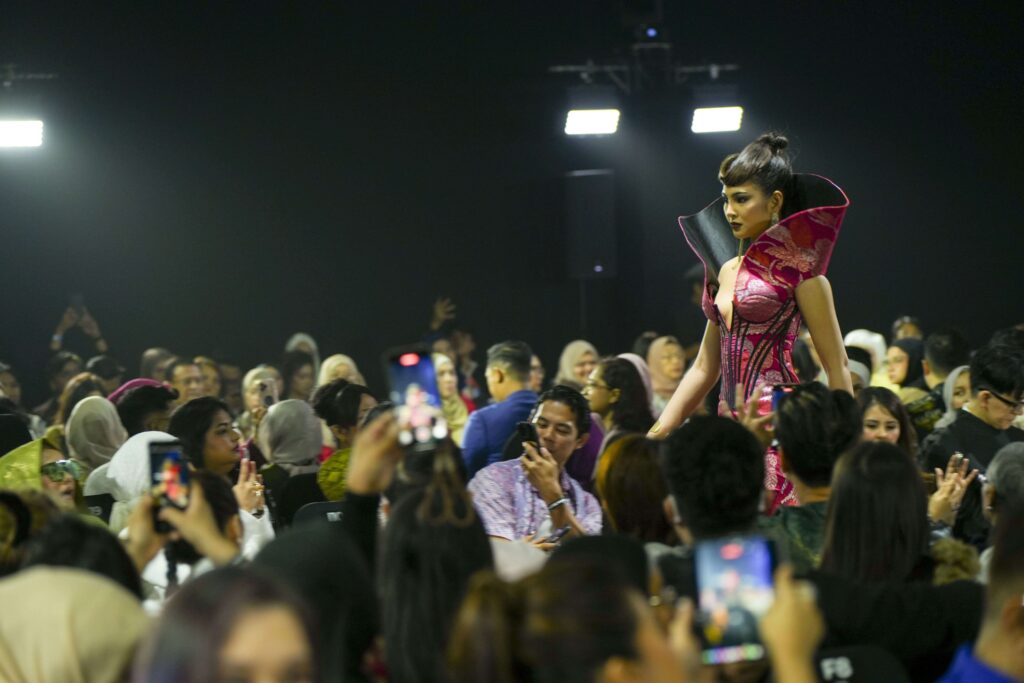 Sofia Iman dan Suria KLCC Meriahkan Pembukaan KL Fashion Week 2025 dengan Sentuhan Warisan ...